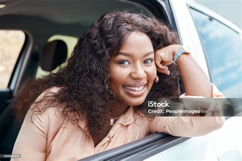 흑인 여성 도로 여행 여행 또는 휴가에서 차의 창문에서 행복하고 미소 초상화 여성 운전자는 도로 거리에서 교통 수단에 행복을 느끼거나 케이프 타운의 야외 햇빛 속에서