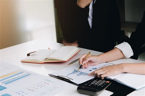 비즈니스 핸드 홀딩 펜 및 사무실에서 회사의 판매 계획을 분석 하기 위한 파트너 포인팅 그래프 차트 개선에 대한 스톡 사진 및 기타 이미지 Istock