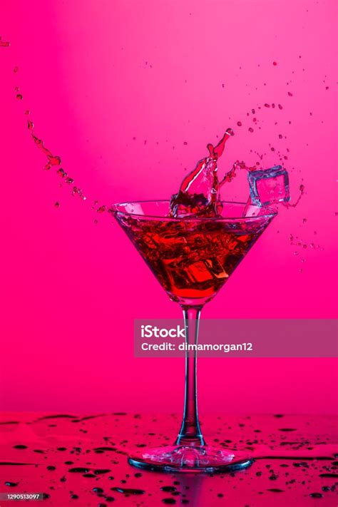 얼음 큐브와 다채로운 액체와 높은 유리 잔에서 유출 음료의 방울 다채로운 배경에 격리 세로 이미지 0명에 대한 스톡 사진 및 기타 이미지 Istock
