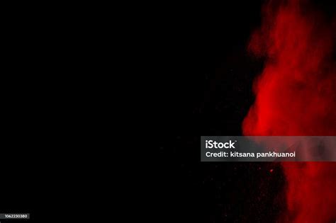 검은 배경에 검은 Backgroundabstract 빨간 분말 Splatted에 추상 빨간 분말 폭발 폭발 하는 빨간 분말의 움직임을 동결 0명에 대한 스톡 사진 및 기타