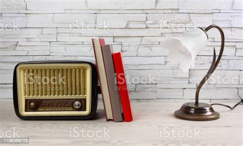 흰색 나무 테이블 Wity 램프와 빈티지 라디오 책 3가지 개체에 대한 스톡 사진 및 기타 이미지 3가지 개체 가정 생활 갈색 Istock