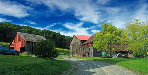 图片素材 景观 天空 农场 草地 屋 谷仓 家 山脉 夏季 乡村 山寨 创作共用 云彩
