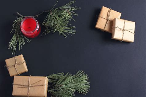 어두운 배경에 크리스마스 구성 선물과 촛불 소나무 가지와 상자 텍스트의 빈 공간입니다 플랫 레이 0명에 대한 스톡 사진 및 기타 이미지 Istock