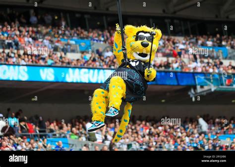 Jacksonville Jaguars Mascot Jaxson De Ville Bungee Jumps Off The Roof