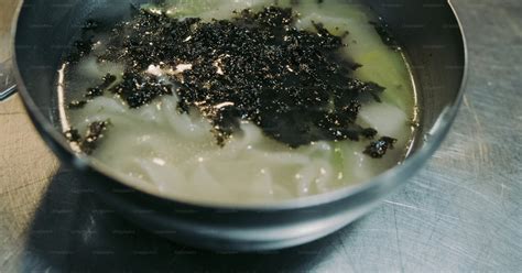 음식 한 그릇이 탁자 위에 놓여 있다 사진 Unsplash의 수프 그릇 이미지