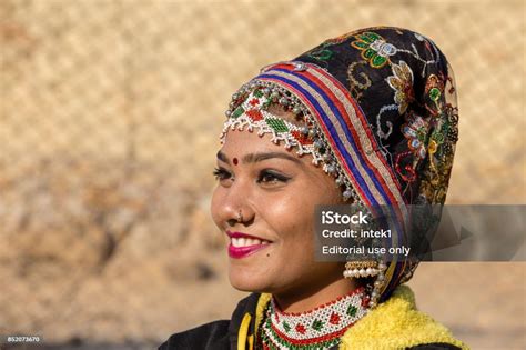 Jaisalmer Rajasthan 인도에 사막 축제에 참여 하는 전통적인 Rajasthani 드레스를 입고 인도 소녀 드레스에 대한 스톡 사진 및 기타 이미지 Istock