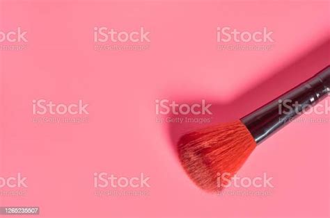 분홍색 배경에 홍당무를위한 부드러운 화장품 브러시 뷰티 및 패션 컨셉 개성 개념에 대한 스톡 사진 및 기타 이미지 개성 개념 개인 장식품 검은색 Istock