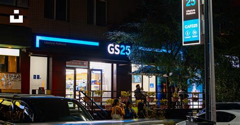 야간에 매장 앞에 주차된 차량 근처 거리를 걷는 사람들 사진 Unsplash의 무료 울란바토르 이미지