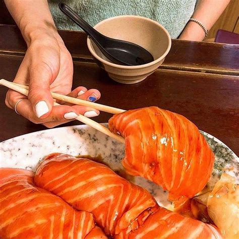 Instagram의 부산맛집정보통님 한개만 먹어도 든든해~🍣 비주얼 폭발한 대왕연어초밥 연어초밥 절대강자 대만 삼미식당 서면 아오리라멘 자리에 생김 부산연어