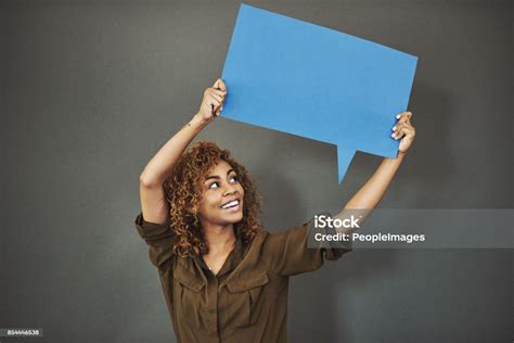 귀하의 메시지를 볼 수 있도록 대화 풍선 문자 기호에 대한 스톡 사진 및 기타 이미지 대화 풍선 문자 기호 여자 한 명의 여자만 Istock