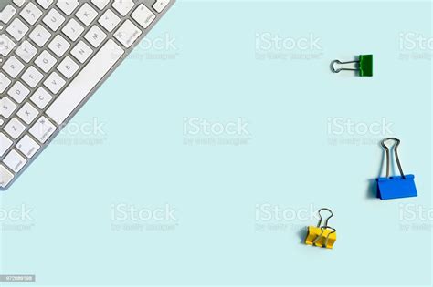 컴퓨터 키보드와 밝은 파란색 배경에 화려한 종이 Clops 공간을 작업 복사 공간 평면도 플랫이 하다 0명에 대한 스톡 사진 및 기타 이미지 Istock