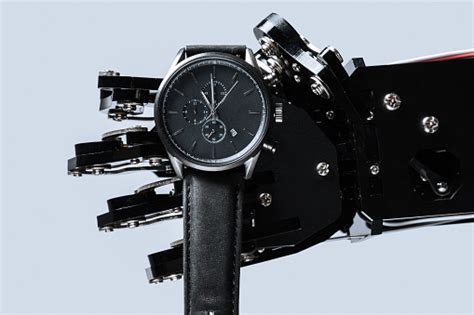 손목시계를 가진 진짜 로봇 손입니다 시간 관리 또는 Ai 개발 속도의 개념 벽 시계에 대한 스톡 사진 및 기타 이미지 벽 시계 인공지능 자동화 Istock