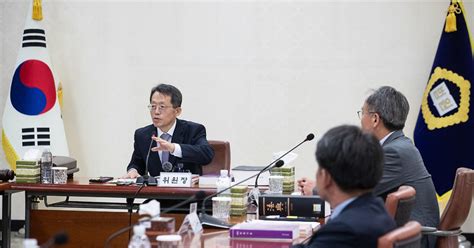 양형위원들과 대화 나누는 이상원 대법원 양형위원장