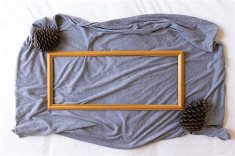 소나무 콘과 회색 스카프흰색과 회색 배경에 빈 수평 나무 사진 프레임 겨울 크리스마스 모형 0명에 대한 스톡 사진 및 기타