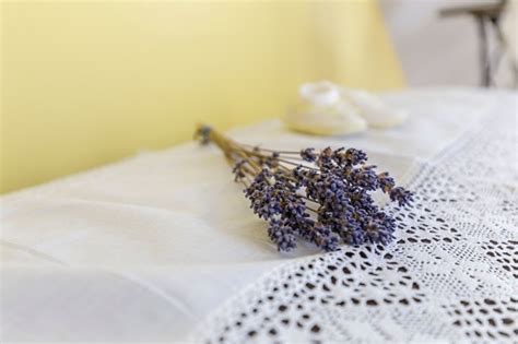 꼬기로 묶인 말린 라벤더가 있는 흰색 린넨 식탁보의 클로즈업 0명에 대한 스톡 사진 및 기타 이미지 0명 꽃 식물 꽃병 Istock