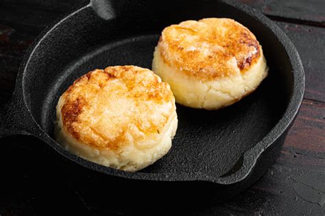 코티지 치즈 팬케이크 Syrniki 주철 프라이팬 프라이팬에 리코타 프리터 검은 나무 테이블 배경 치즈에 대한 스톡 사진 및 기타 이미지 Istock