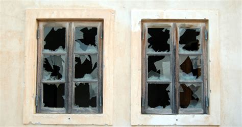 Жизнь на районе. Ученые опровергли «теорию разбитых окон» | Будущее ...