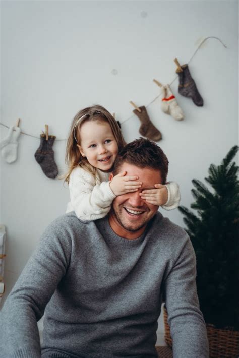 Новогодняя фотосессия папа и дочь в 2024 г Фотографии папиной дочки Фотосессия Семейные портреты
