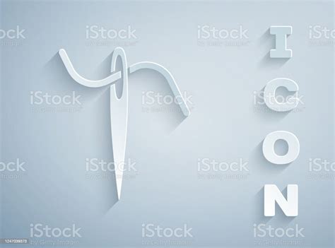 회색 배경에 격리 된 스레드 아이콘으로 바느질용 종이 컷 바늘 맞춤 기호입니다 직물은 공예 기호를 바느질 자수 도구 종이 아트 스타일입니다 벡터 일러스트레이션 3차원 형태에