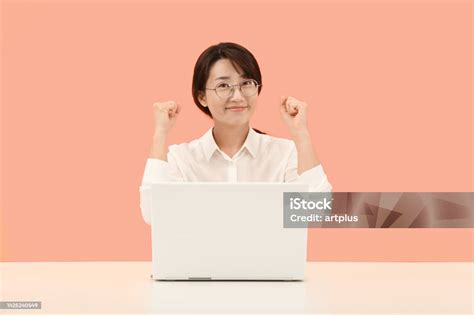 교사 또는 사무원이 양손을 들고 희망 용기 및 자신감을 준다 성년 여자에 대한 스톡 사진 및 기타 이미지 성년 여자 격려 대한민국 Istock