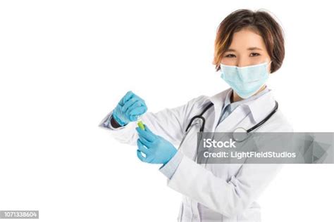 청진 기 및 의료 마스크 용액을 흰색 절연 카메라 보고 여성 의사 건강관리와 의술에 대한 스톡 사진 및 기타 이미지 건강관리와 의술 메디케어 백인종 Istock