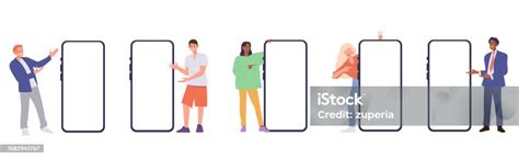 거대한 빈 빈 휴대 전화 화면을 가리키는 행복한 작은 사람들 캐릭터의 고립 된 집합 휴대폰 앱에 대한 스톡 벡터 아트 및 기타 이미지 휴대폰 앱 Brand Name