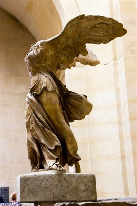 우성 개념탑재 사모트라케의 니케 헬레니즘이 꿈꾼 승리의 순간 루브르 박물관의 다리오 계단 상단에 서면 마치 지금 막 땅에 내려앉은 듯한 거대한 날개를 가진 여신이