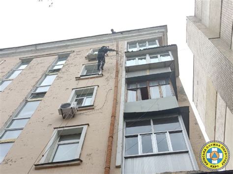 За 3 5 години рятувальники прибрали гілки дерева що впали на дах будинку у Соломянському