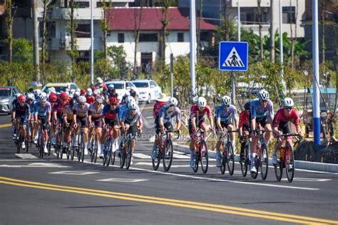 江西：第十一届环鄱阳湖国际自行车大赛遂川站比赛开赛 人民图片网