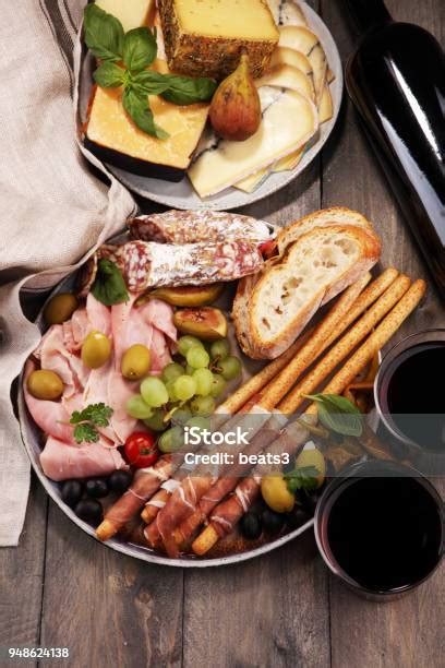 이탈리아 전채 와인 간식 세트입니다 치즈 지중해 올리브 피 클 햄 디 파 르 마 살라미 고 그런 지 검은 배경 위에 안경에 와인 0명에 대한 스톡 사진 및 기타 이미지
