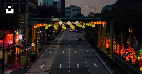 양쪽에 조명이 있는 도시 거리 사진 Unsplash의 무료 차이나타운 싱가포르 이미지