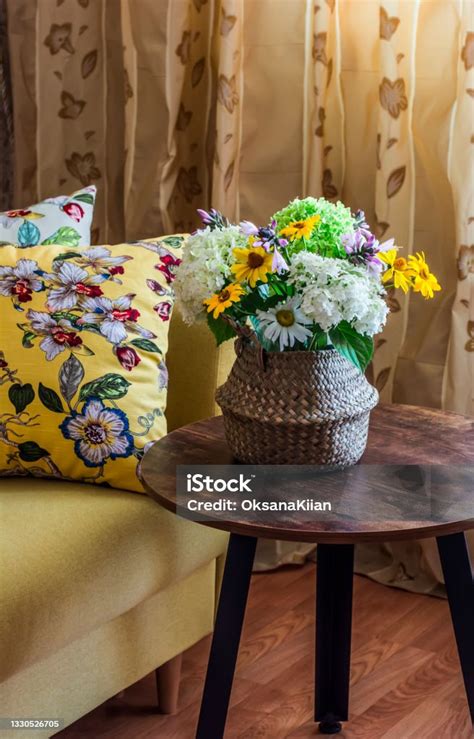 밝은 아늑한 방에 있는 나무 테이블에 짚 바구니에 여름 다양한 꽃 다케 인테리어 디자인 컨셉 수국에 대한 스톡 사진 및 기타 이미지 Istock