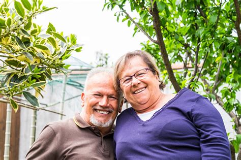 쾌활 한 행복 수석 노인 커플의 초상화는 정원에서 함께 웃 고 재미를 보고 카메라은퇴 한 라이프 스타일에 대 한 좋은 백인 사람들 야외 2명에 대한 스톡 사진 및 기타