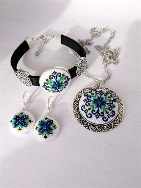 Набір прикрас з мікровишивкою — ціна 1550 грн у каталозі Комлекти Купити аксесуари за доступною