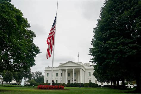 Трамп приказал приспустить флаги США по всей стране в честь погибшего Чарли Кирка Коммерсантъ