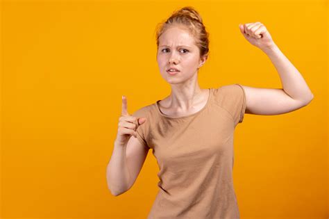 노란 스튜디오 배경에 고립 된 젊은 로맨틱 한 소녀의 반 길이 초상화 인간의 감정 얼굴 표정 청소년 판매 광고의 개념 18 19세에 대한 스톡 사진 및 기타 이미지 Istock