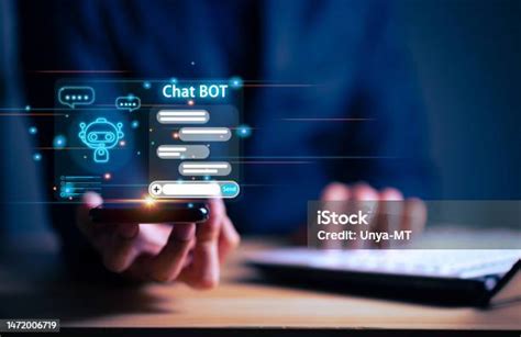 봇 로봇 응용 프로그램 대화 도우미 Ai 인공 지능 개념 가상 화면의 디지털 챗봇과의 통신 채팅을 위해 디지털 챗봇에 스마트폰을 사용하는 사업가 개발에 대한 스톡 사진 및