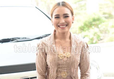 Cantiknya Ayu Ting Ting Kenakan Kebaya Kutu Baru Berwarna Nude