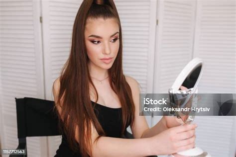 메이크업 후 거울을 보고 젊은 아름다운 모델 뷰티 스튜디오에 앉아 매력적인 젊은 여성 흰색 접이식 화면의 배경 립스틱에 대한 스톡 사진 및 기타 이미지 Istock