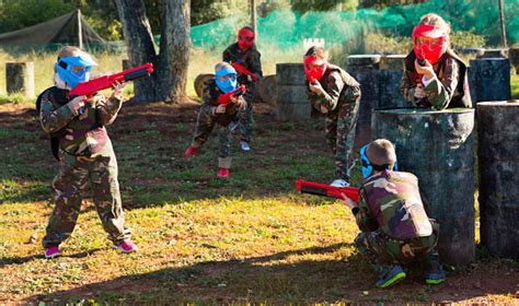 야외에서 총격전에서 경기하는 반대 팀의 어린이 페인트 볼 선수 놀기에 대한 스톡 사진 및 기타 이미지 놀기 모험 사람들 Istock