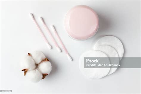 화장품과 셀프 케어 흰색 배경에는 면 패드 면 봉 면 꽃 크림 항아리가 아름답게 배치되어 있습니다 플랫 레이 0명에 대한 스톡 사진 및 기타 이미지 Istock