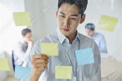 비즈니스 비즈니스 주제 비즈니스맨 사업가 화이트칼라 전문직 아이디어 생각 컨셉 경영전략 일 물리적활동 아이디어 컨셉 포스트잇 이미지