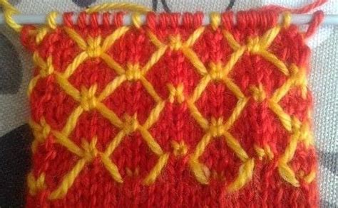 Двухцветный узор спицами Начинаем вязать основной пряжей Интересный контент в группе Узоры