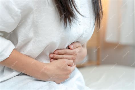 복통 아시아 여성 복통 소화 불량 위염 생리통 헛배 부름 프리미엄 사진