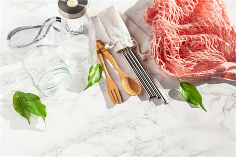 제로 폐기물 환경 친화적 인 개념 재사용 가능한 면 봉투 스테인레스 스틸 마시는 Staw 유리 항아리 나무 칼 붙이 0에 대한