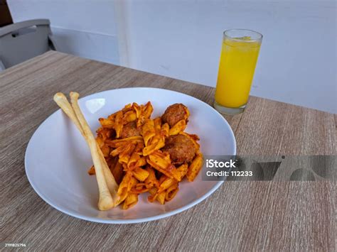 파스타 펜네 소고기 미트볼 아라비아타 소스 및 추가 막대기를 곁들인 소고기 Arrabiata 하이볼 유리에 신선한 오렌지 주스 얼음 음식과 음료 메뉴 0명에 대한 스톡 사진