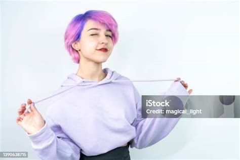 짧은 머리 컷 픽시 밥을 가진 어린 아름다운 소녀 색깔 머리 착색 파란 분홍색 색깔 다중 색상에 대한 스톡 사진 및 기타 이미지