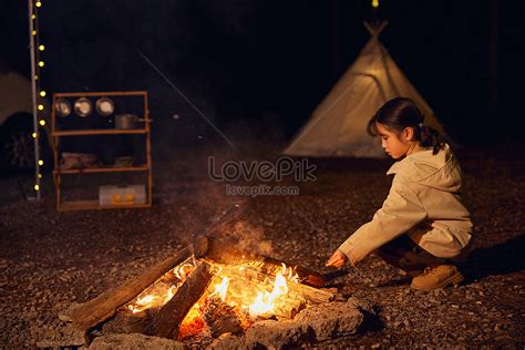 밤에 캠핑 하는 어린 소녀 사진 무료 다운로드 Lovepik