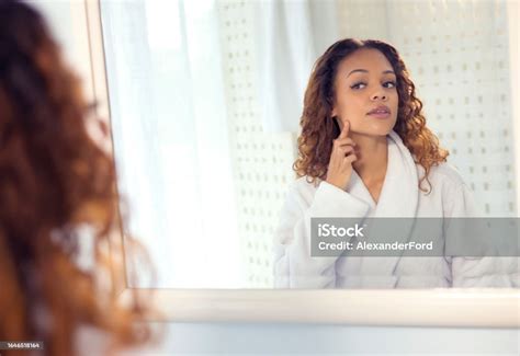 미용 거울 또는 여성이 아침 스킨케어 루틴에서 여드름이나 얼굴을 확인하는 모습 얼굴 치료 건강 또는 여드름 화장품을 가진 자연 소녀는 결과를 반영합니다 기미에 대한 스톡