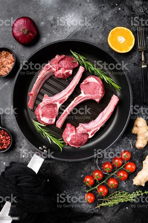 신선한 고기 커틀릿 프라이밍 주철 팬에 검은 어두운 돌 테이블 배경에 상단 보기 플랫 레이 양고기에 대한 스톡 사진 및 기타 이미지 Istock